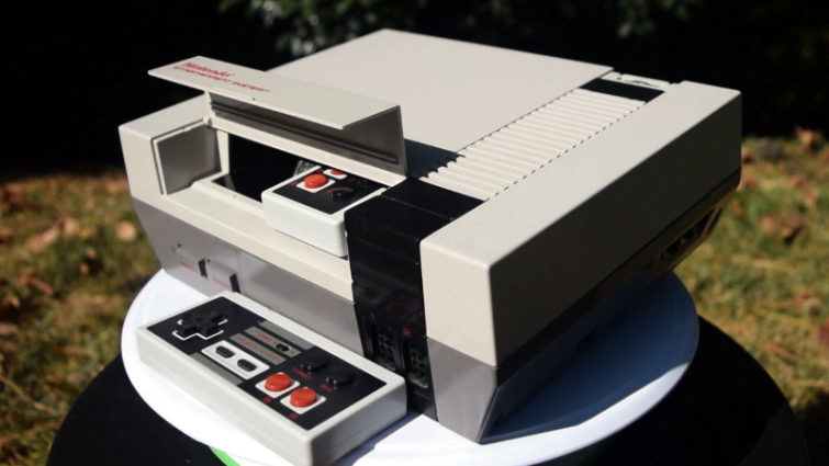 Ce YouTubeur a fabriqué une Nintendo NES portable avec projecteur intégré