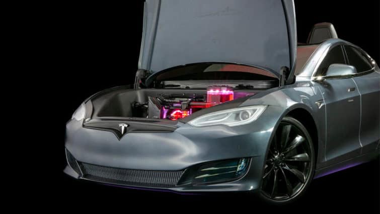 Prenez le volant de ce PC pour gamer dissimulé dans une Tesla Model S