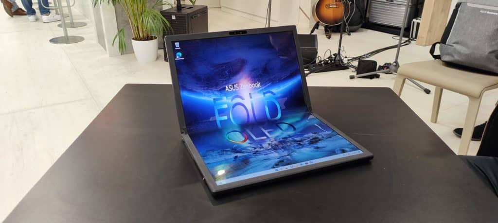 On a pris en main le Zenbook Fold 17, le premier PC portable pliable d ...