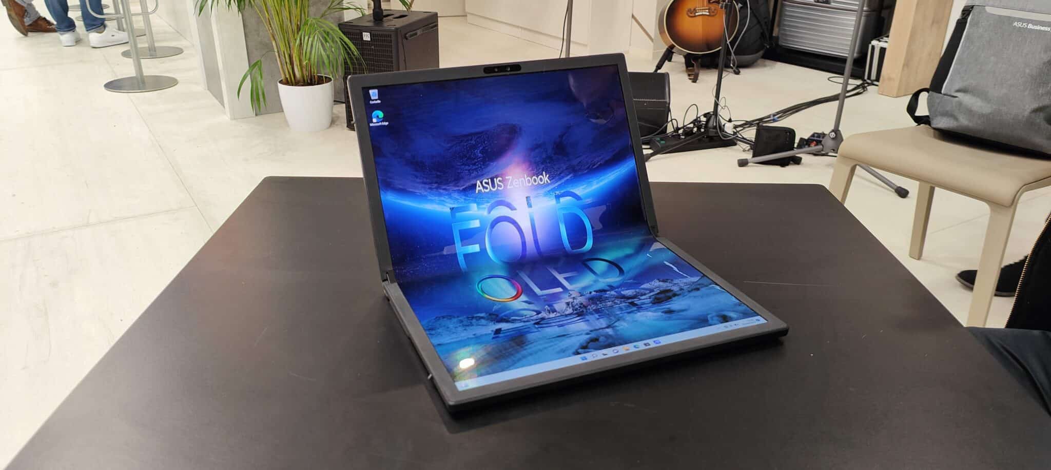 On a pris en main le Zenbook Fold 17, le premier PC portable pliable d ...