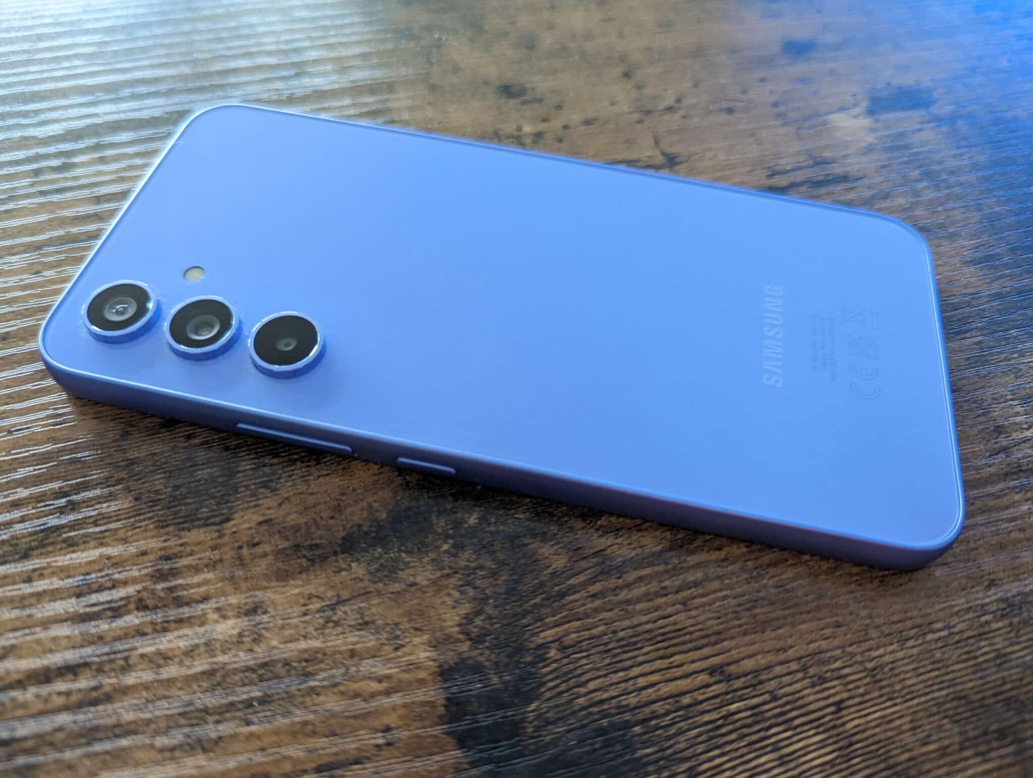 Test Samsung Galaxy A54 : un smartphone moyen, mais seulement par la taille