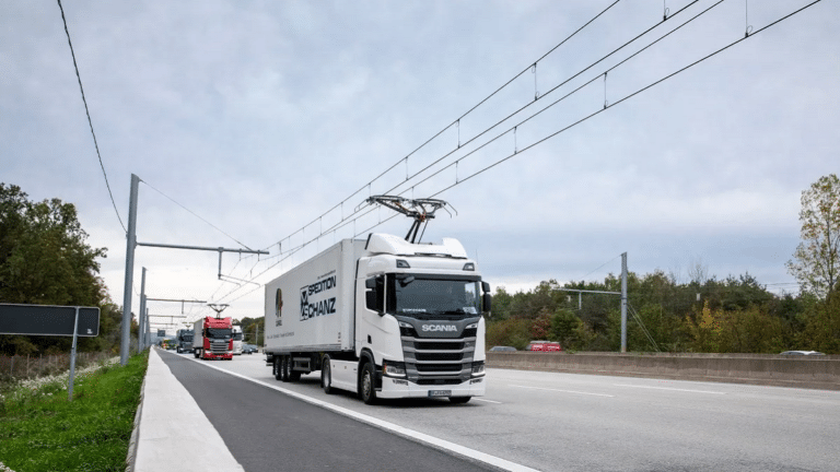 L’autoroute électrique pour recharger les camions en roulant arriverait ...