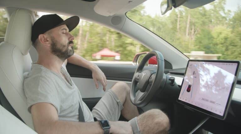 Tesla ment sur l'autonomie de ses voitures : les propriétaires portent ...