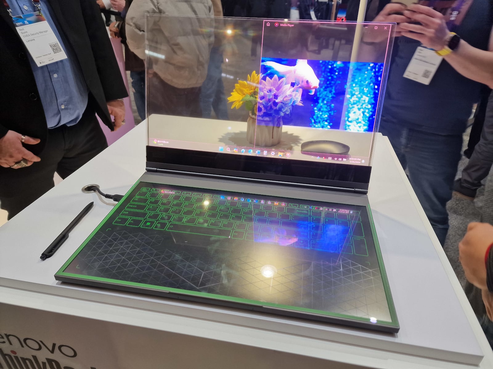 Lenovo surprend avec un étonnant PC portable à l’écran transparent