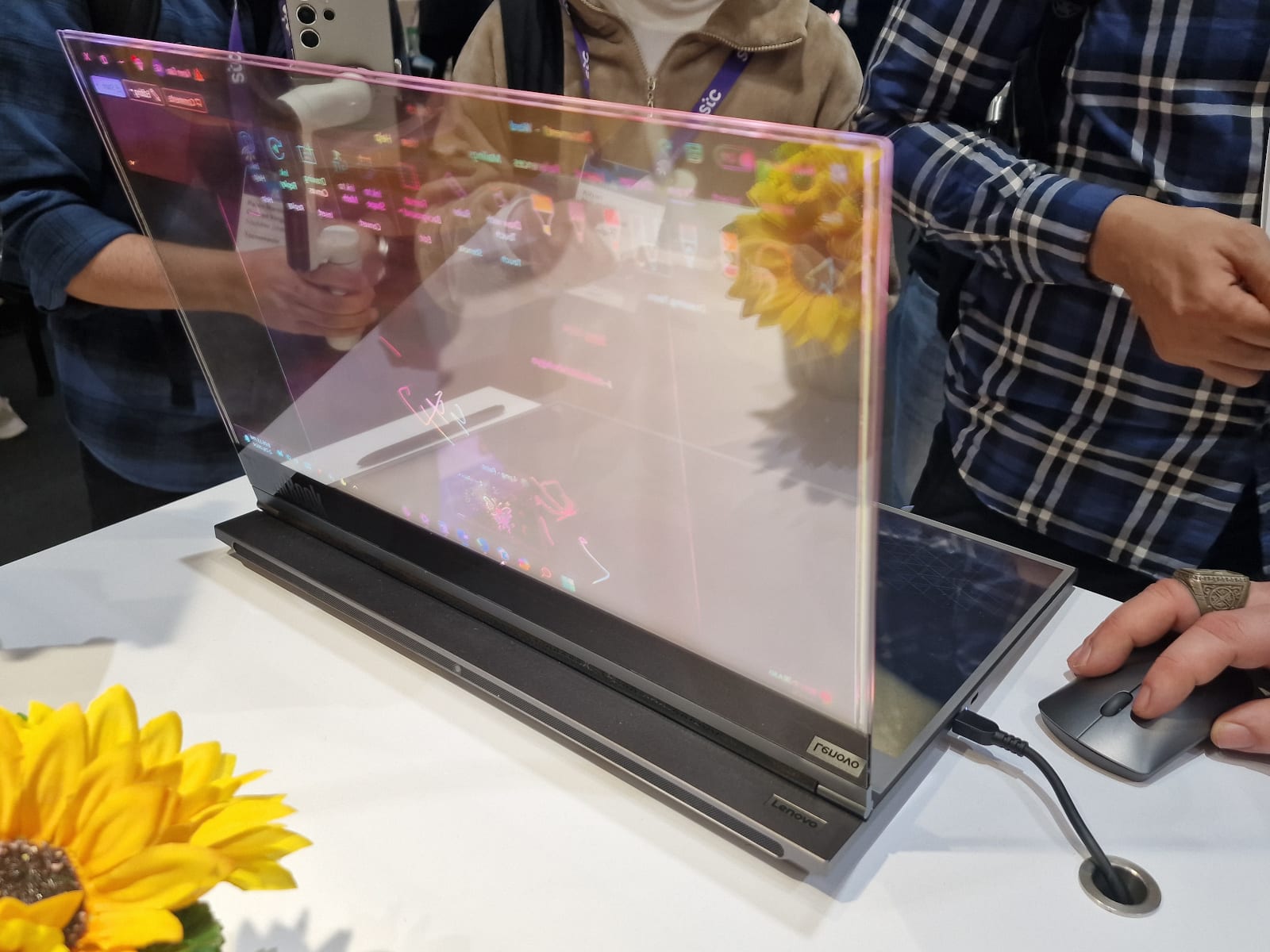 Lenovo surprend avec un étonnant PC portable à l’écran transparent