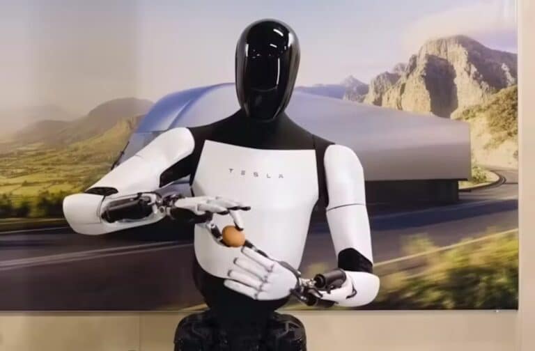Tesla Optimus, le robot en chute libre intrigue le web